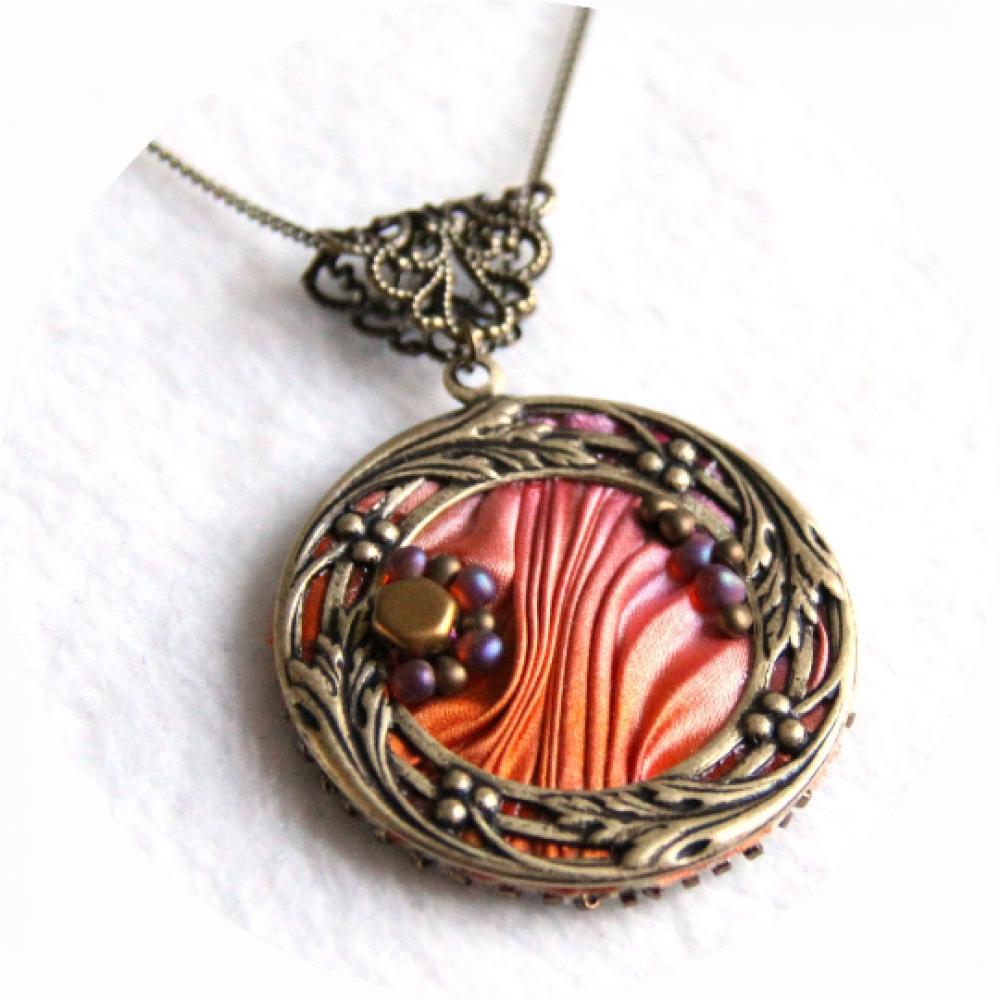 Collier médaillon rond en soie shibori rose orange brodée de perles et ...